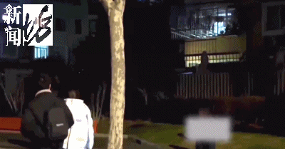 Seorang gadis kecil dipaksa berlutut dan bergerak-gerak di tengah cuaca ...