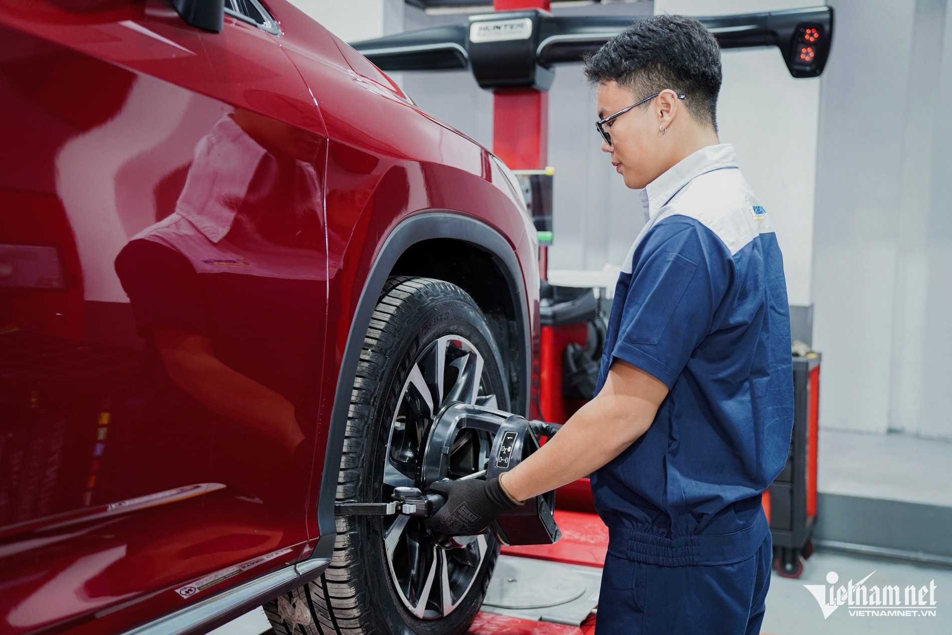 What are the advantages and disadvantages of using tire polish on a car?
