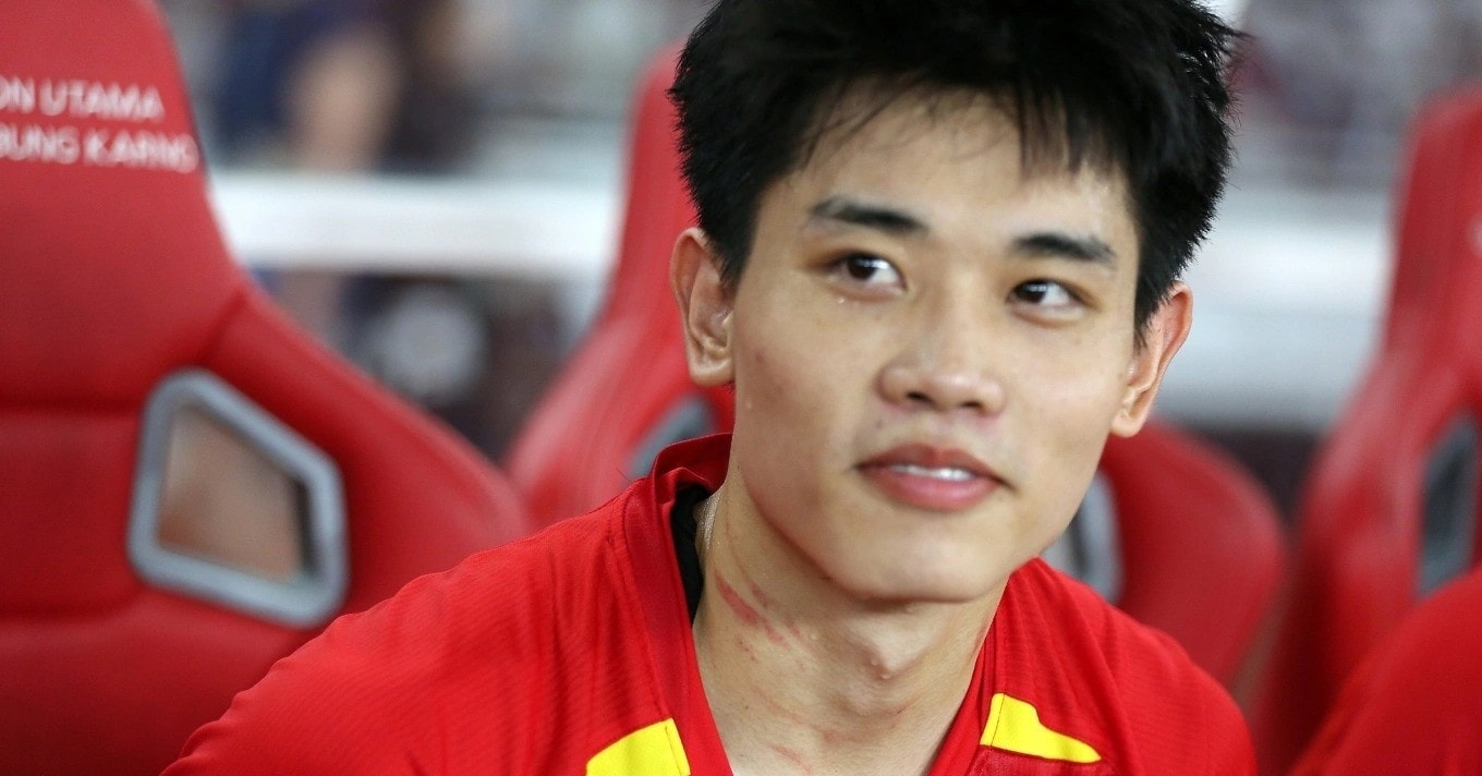 Striker Dinh Bac creates a sensation with his adorable interaction with ...