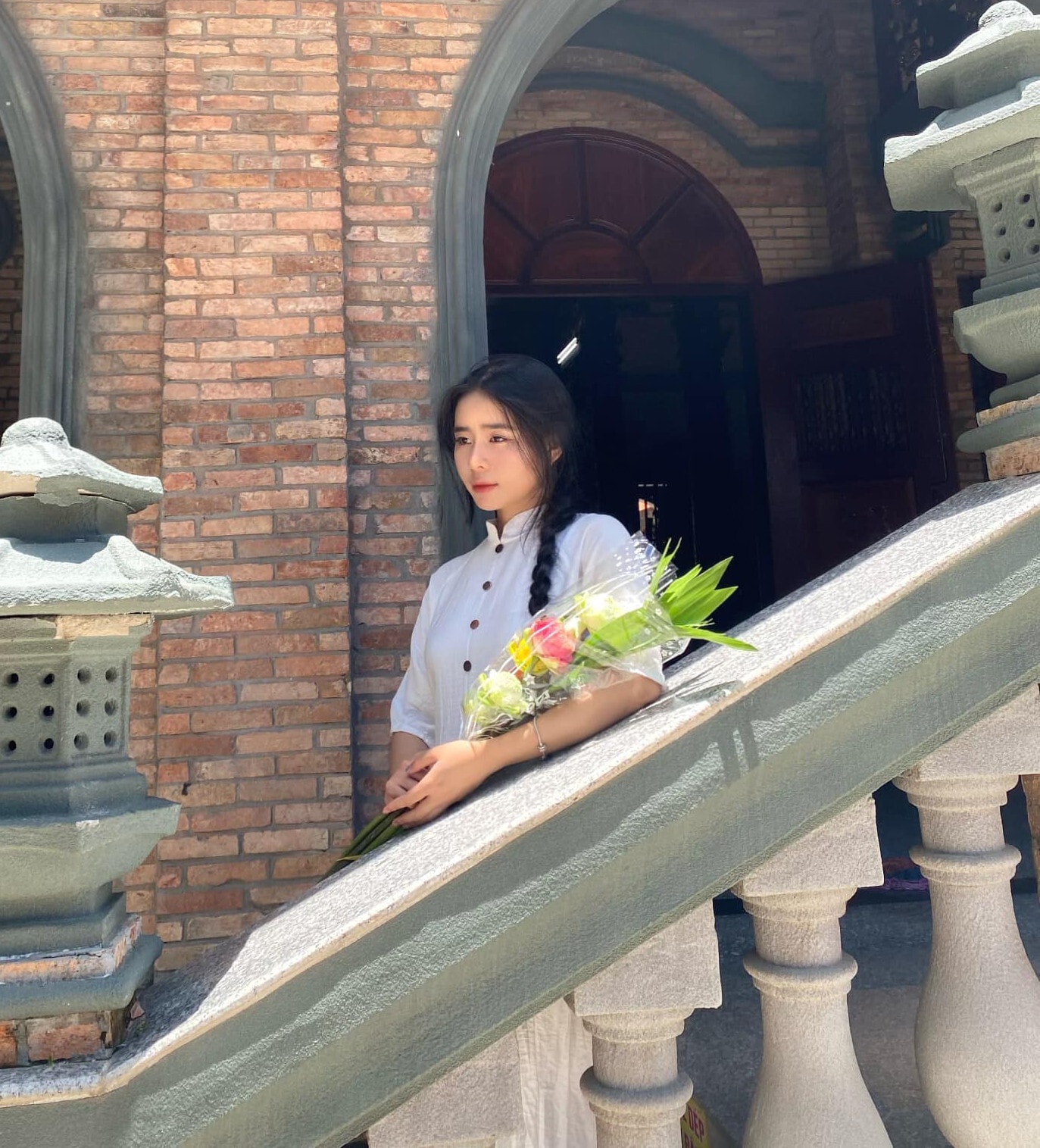 The beautiful model is the wife of U23 player Nguyen Thanh Nhan.