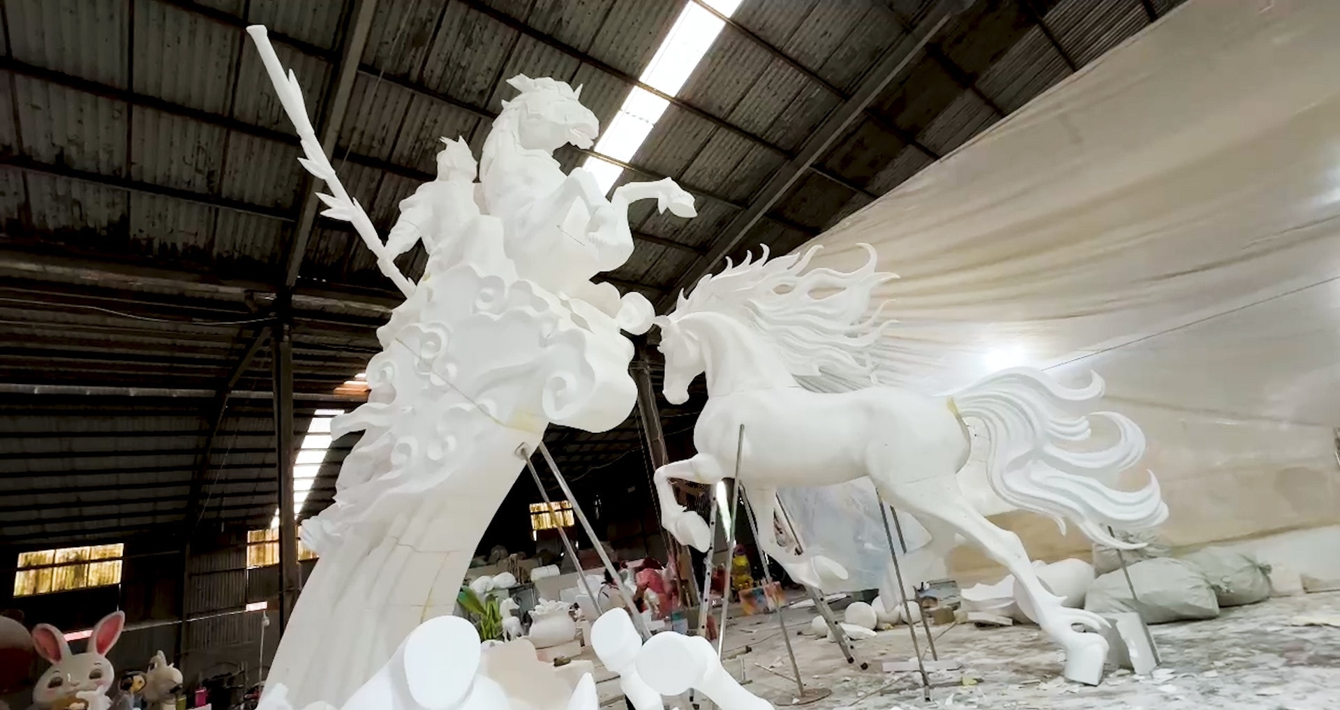 Gros plan sur la mascotte de Saint Giong chevauchant un cheval de fer ...