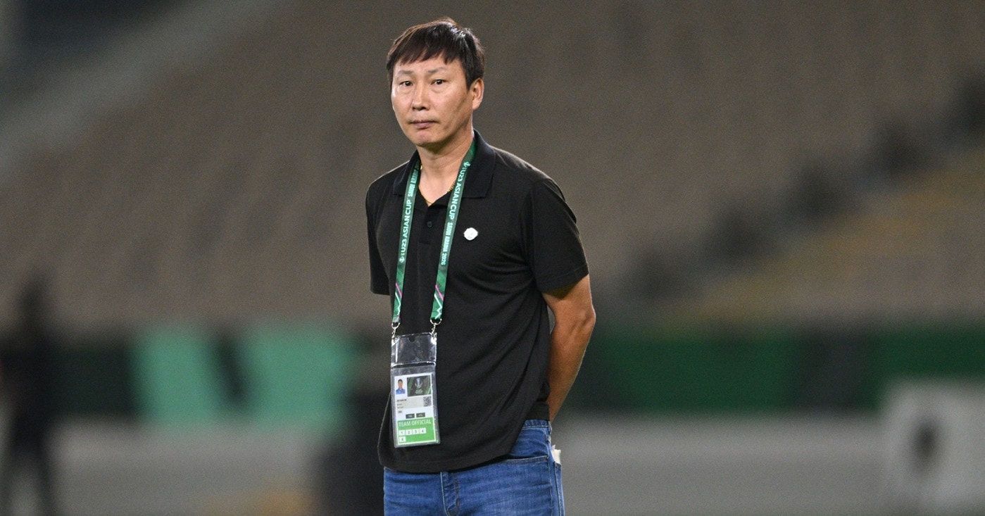Pelatih Kim Sang Sik meminta maaf kepada para penggemar setelah tim U23 ...