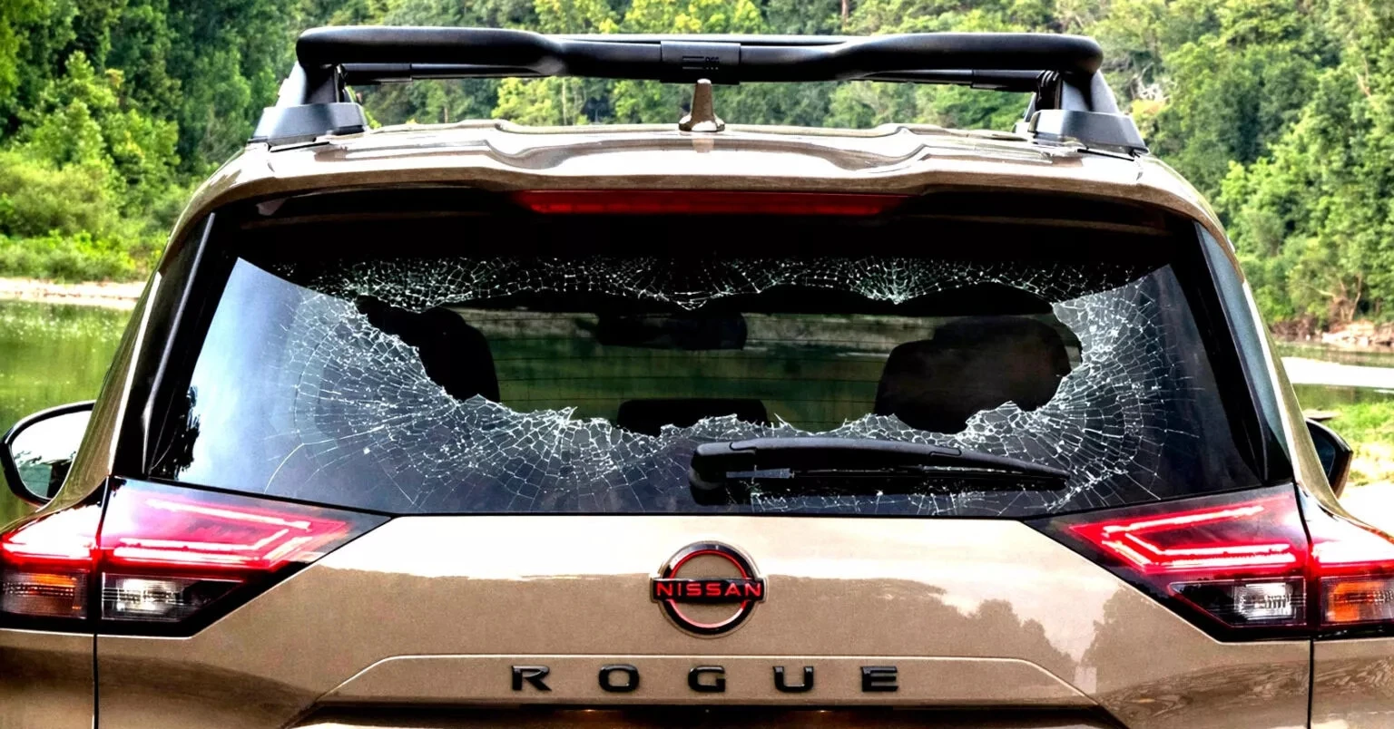 Rear window glass shatters spontaneously, leaving many Nissan owners in ...