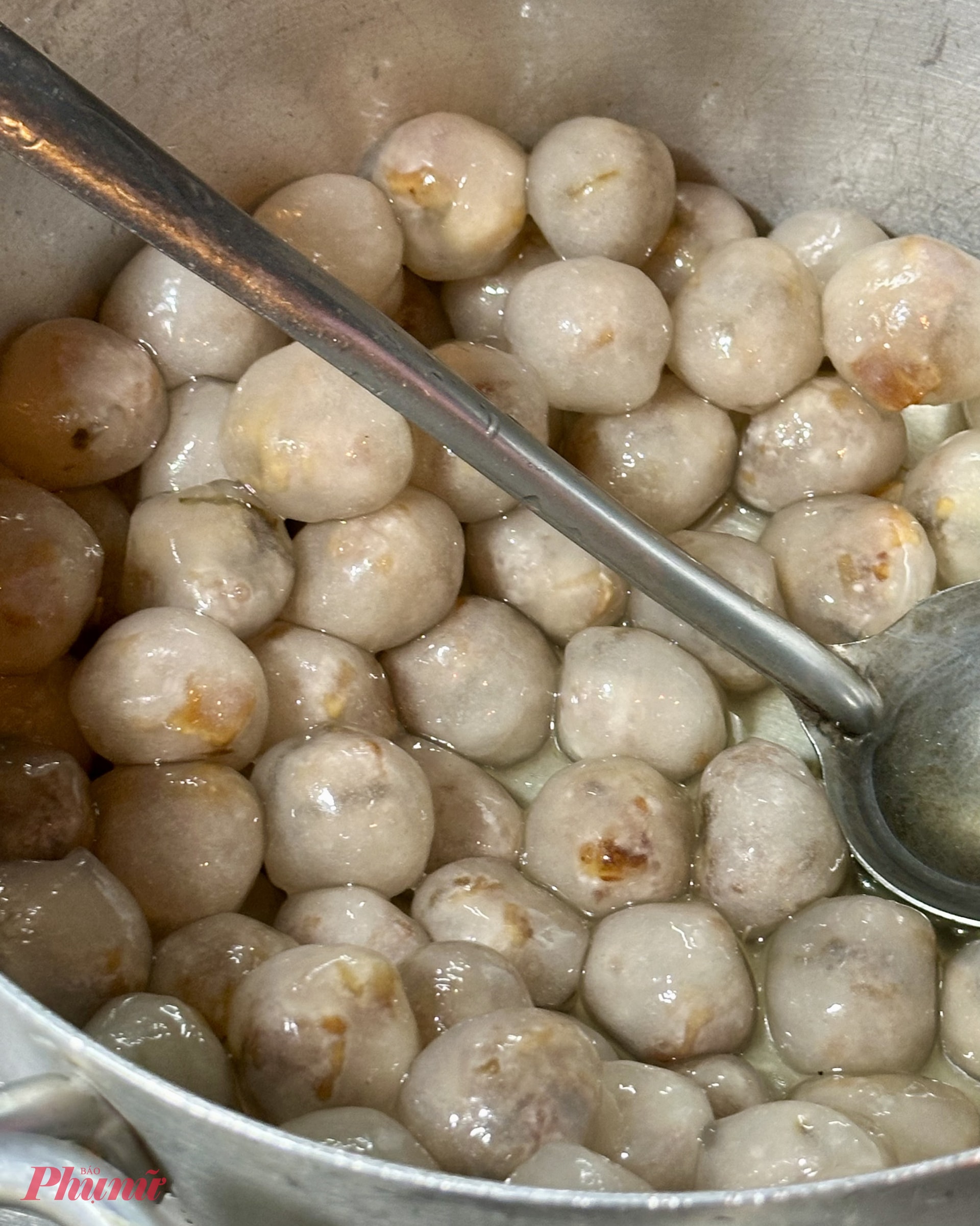 A refreshing cup of Hue-style sweet soup in the heart of the city.