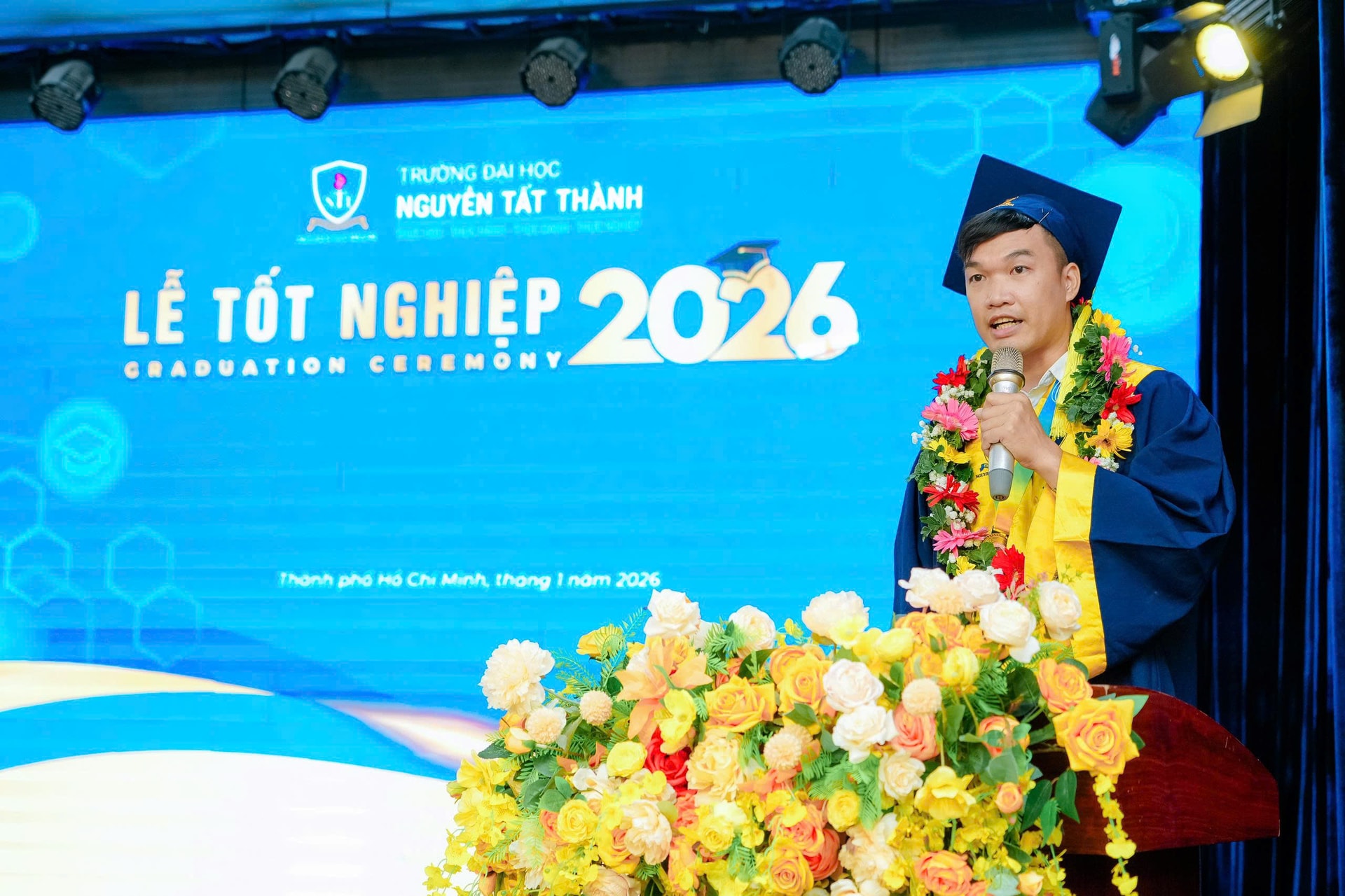 Male student carries his mother onto the stage to receive his ...