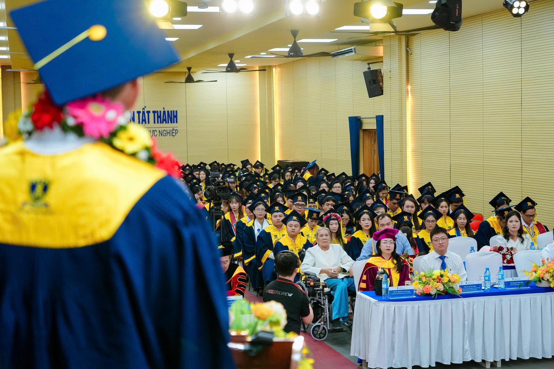 Male student carries his mother onto the stage to receive his ...