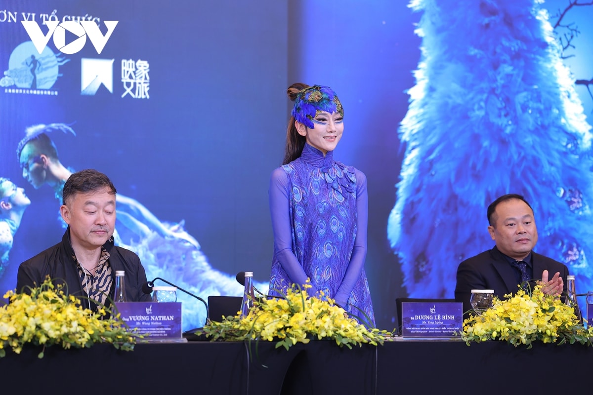 'El pavo real de la aldea de la danza' Duong Le Binh llega a Hanoi para ...