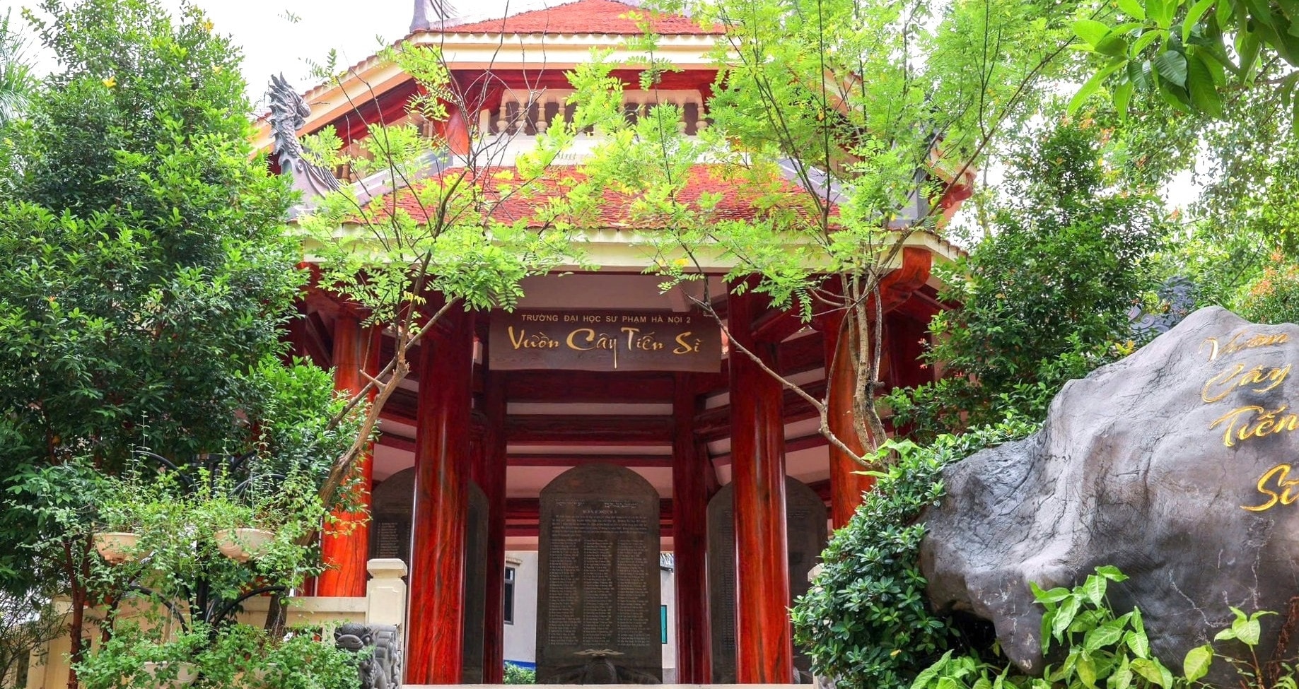 Professor suspenso por usar diploma falso, nome removido da placa de ...