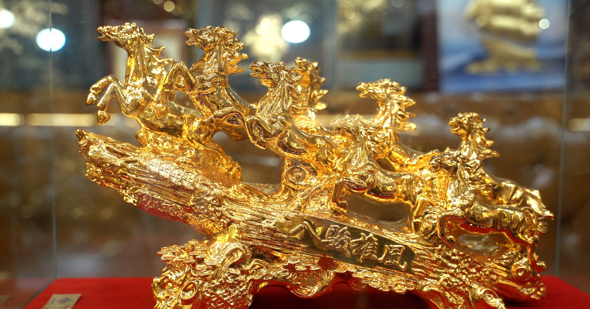 Ngắm linh vật ngựa mạ vàng 24K giá hàng chục triệu đồng chưng Tết