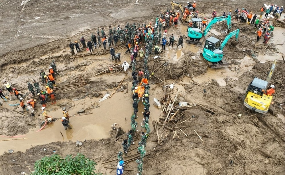 인도네시아 구조대원들이 서부 자바에서 발생한 산사태 현장에서 시신 70구를 수습했습니다.